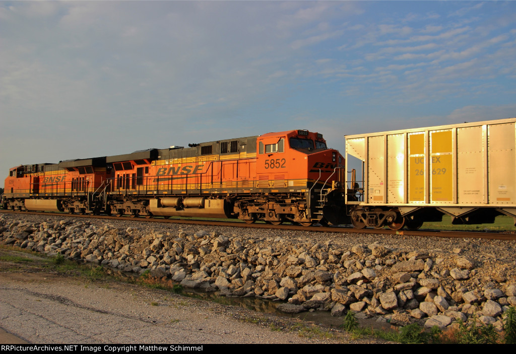 BNSF 5852